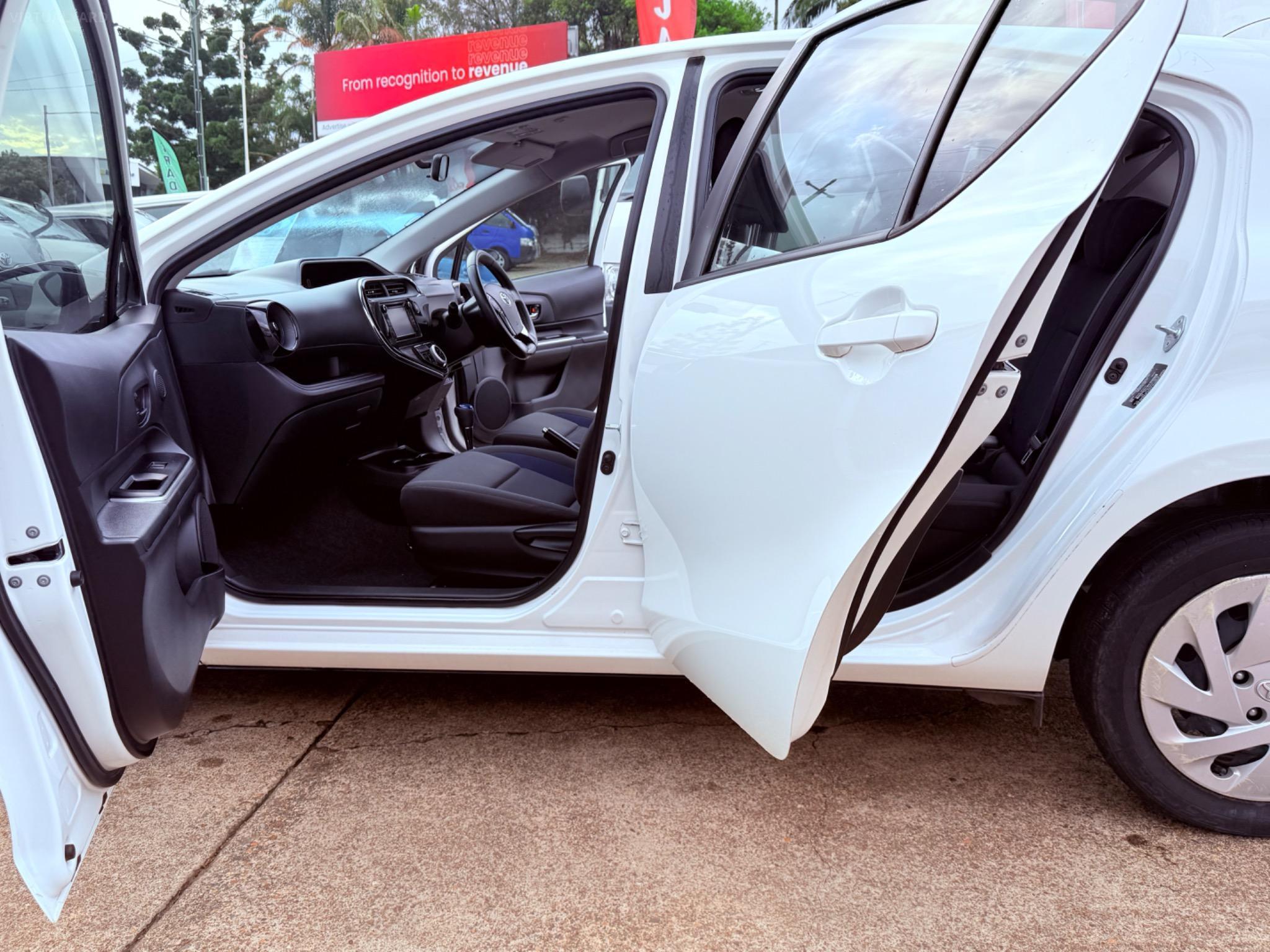 TOYOTA PRIUS-C HYBRID NHP10R MY17