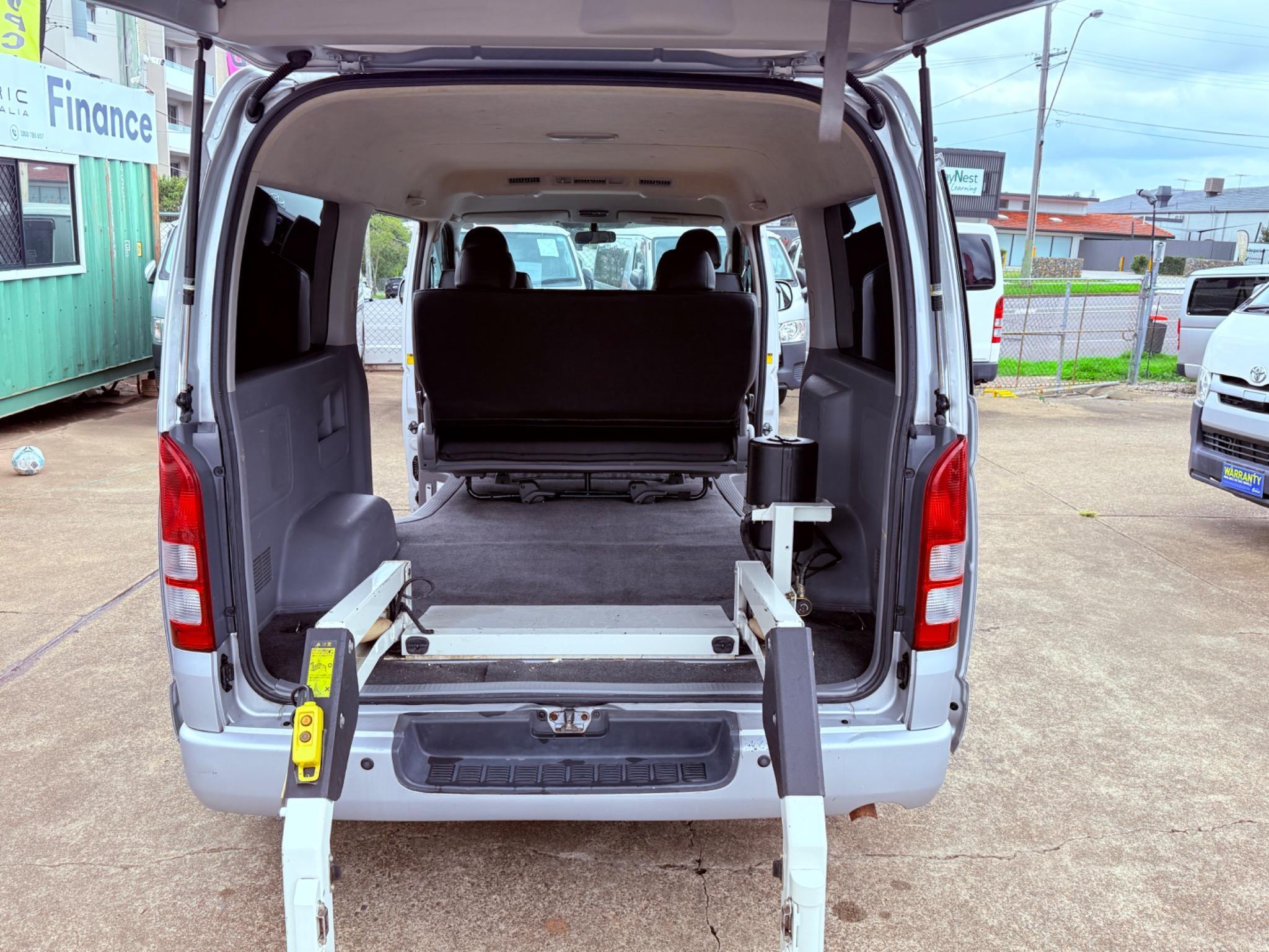 TOYOTA HIACE 300 KG ELECTICAL RAMP