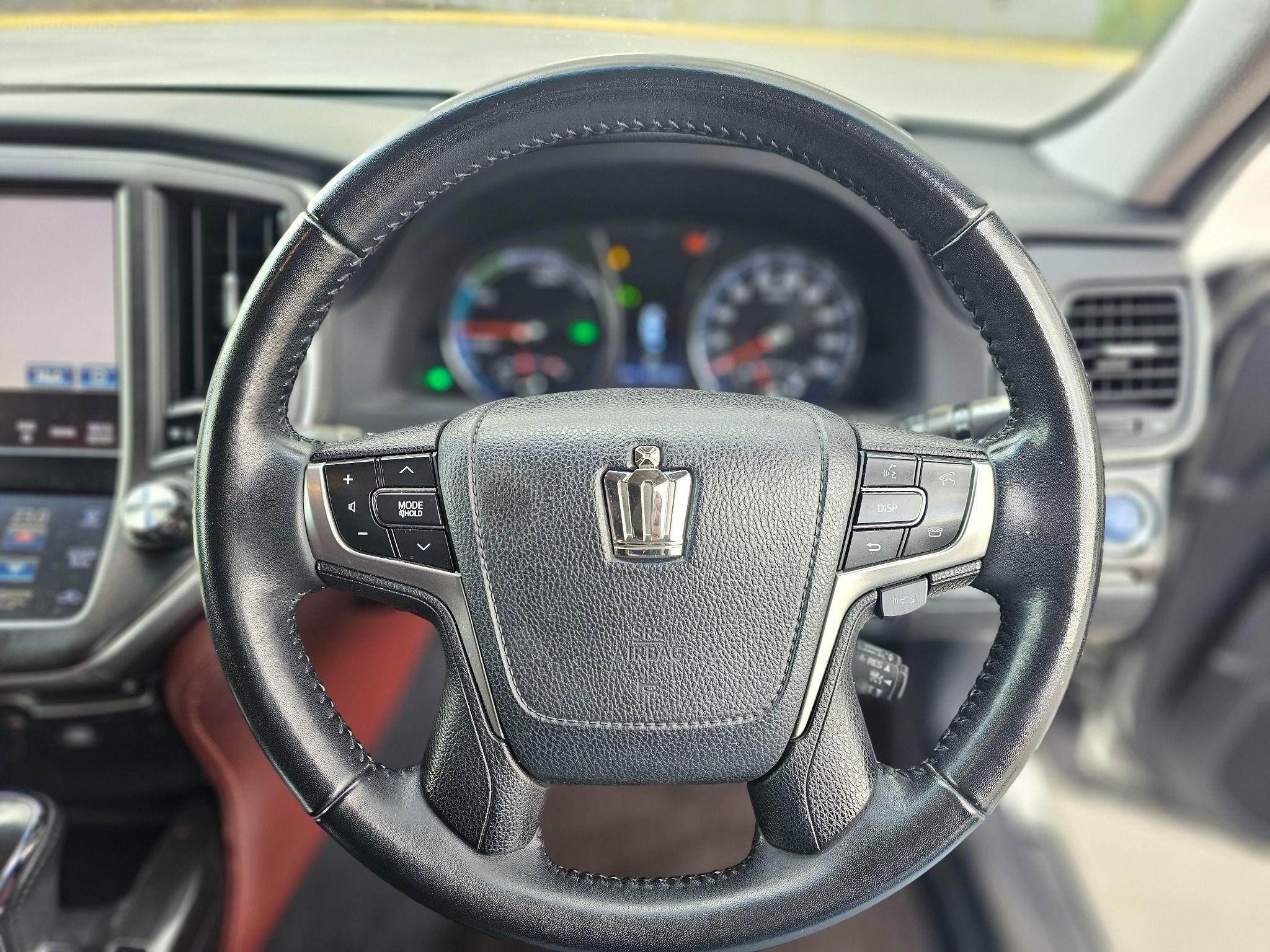 TOYOTA CROWN AWS210 HYBRID