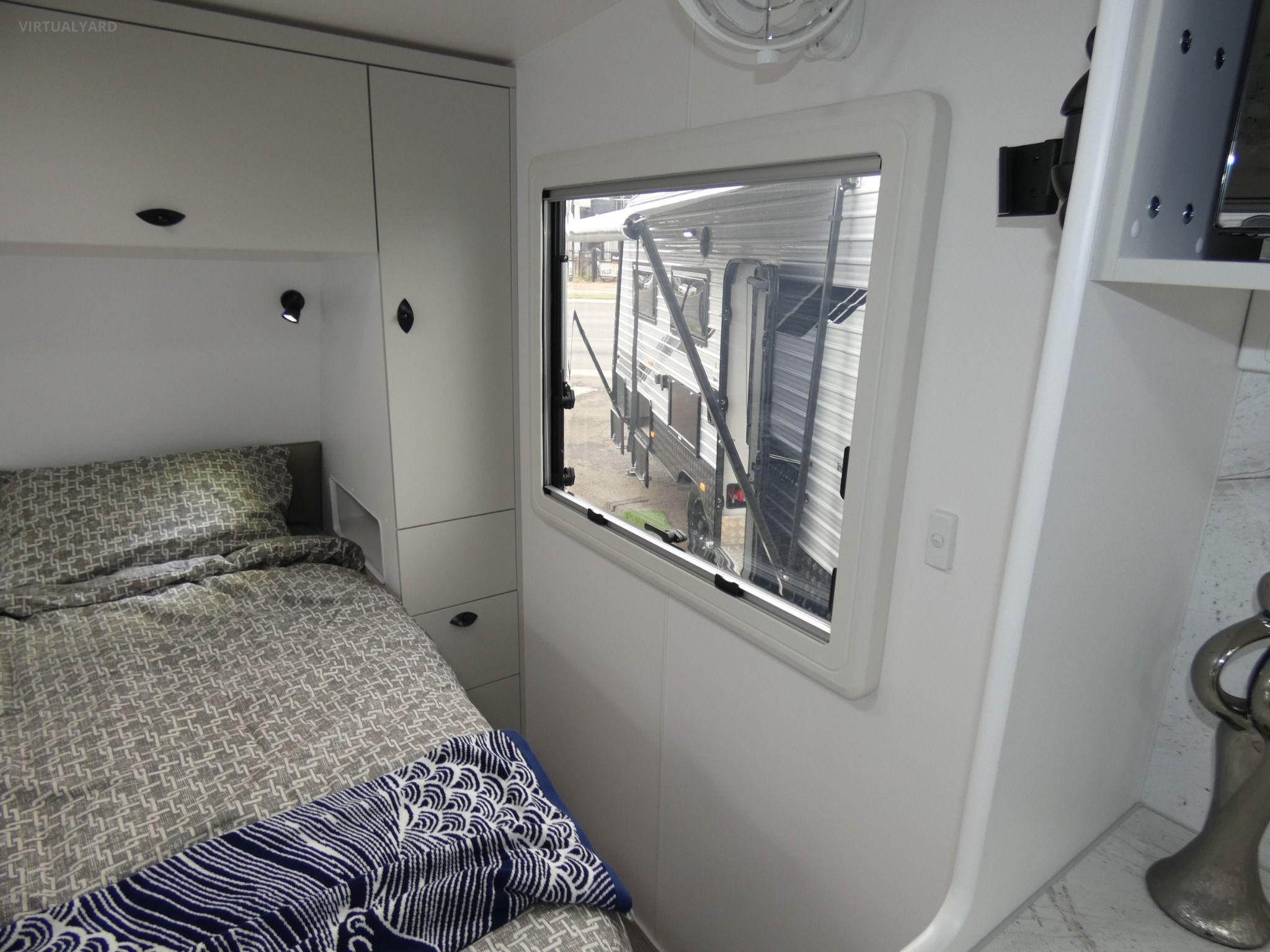 VISCOUNT V2 19'6 REAR DOOR