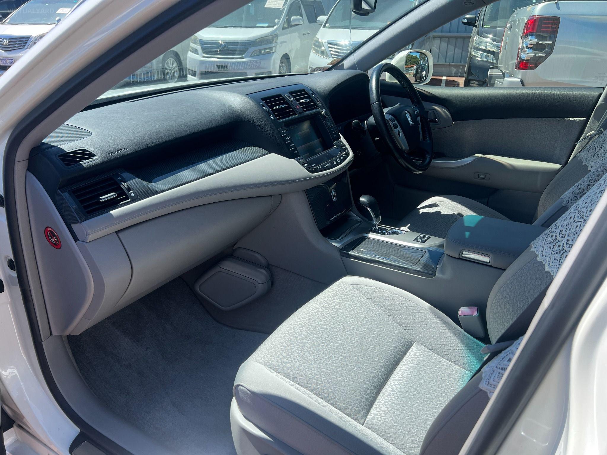 TOYOTA CROWN L PACKAGE HYBRID