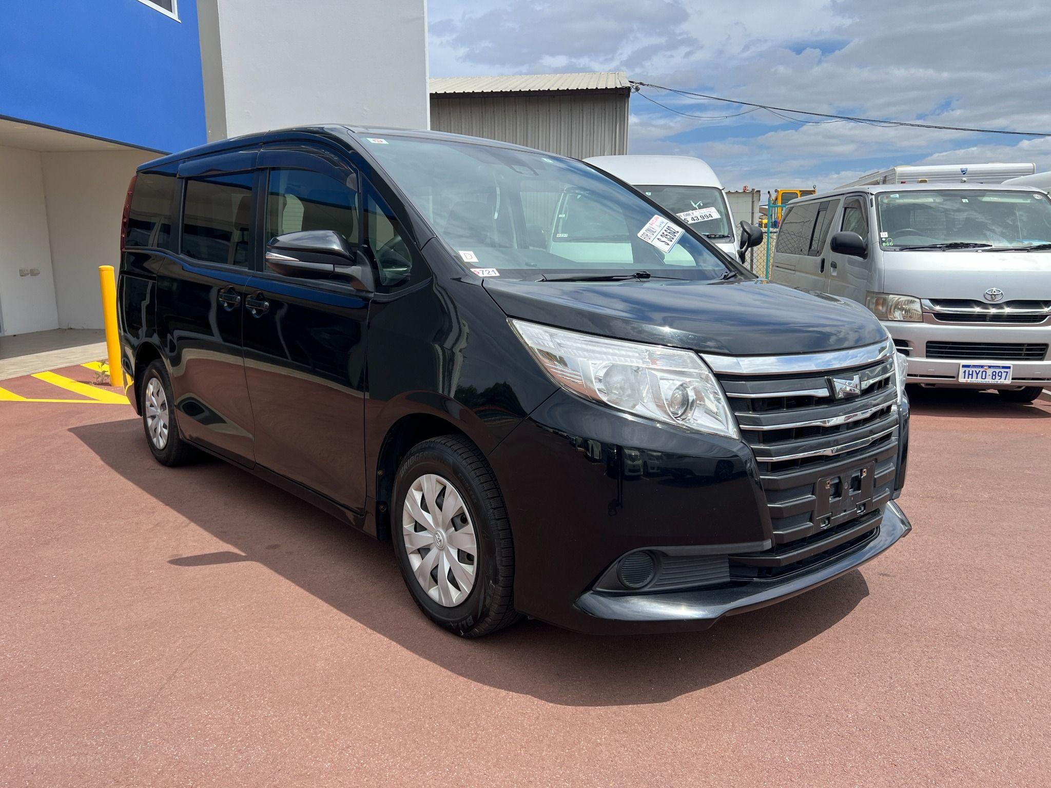 TOYOTA NOAH 4WD WHEELCHAIR RAMP