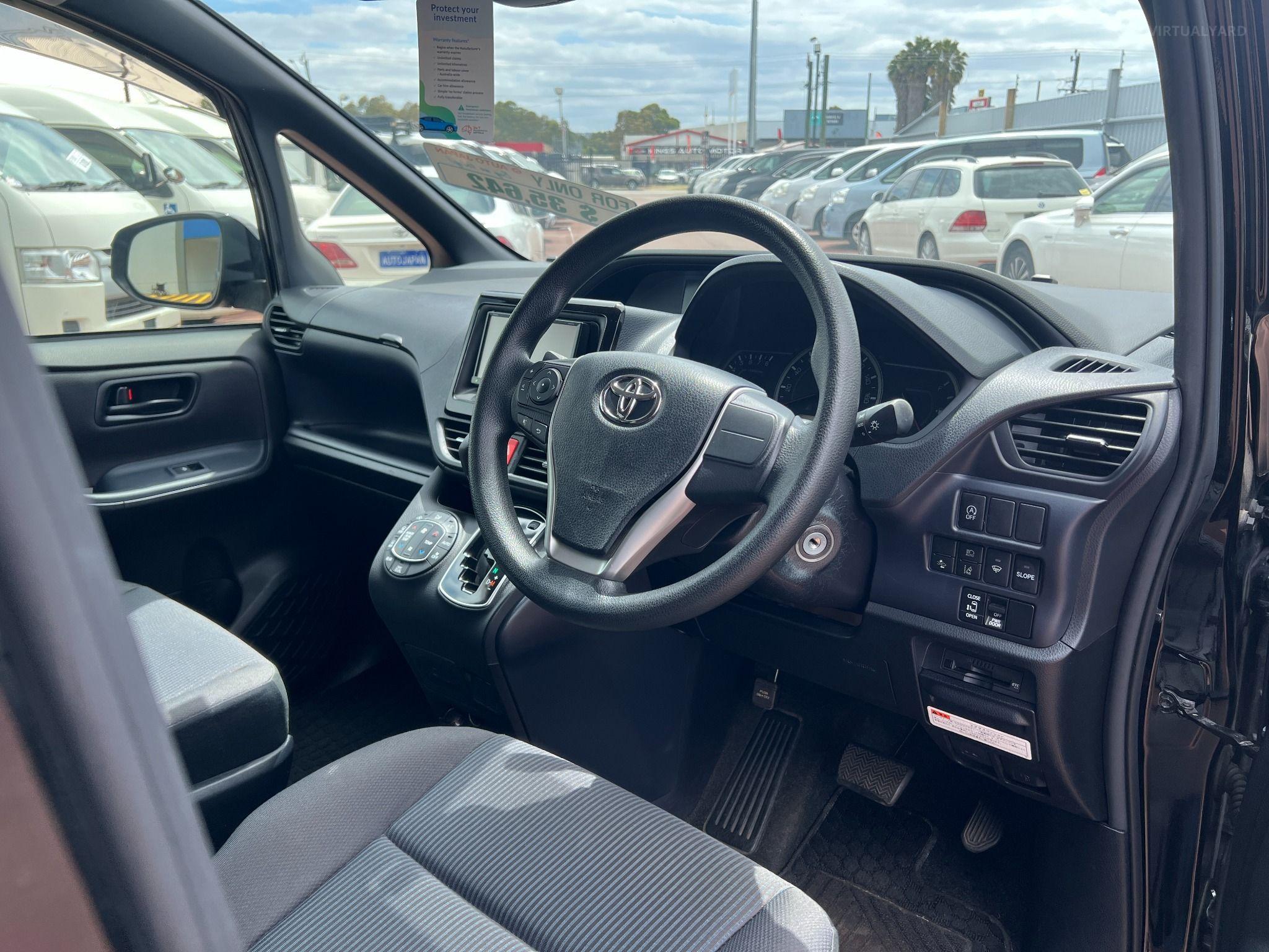 TOYOTA NOAH 4WD WHEELCHAIR RAMP