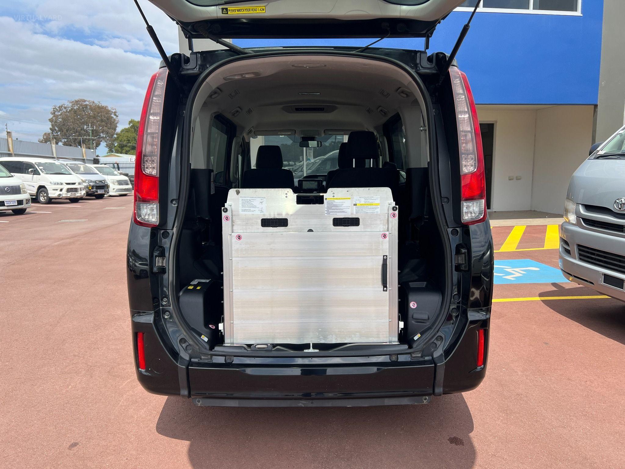 TOYOTA NOAH 4WD WHEELCHAIR RAMP